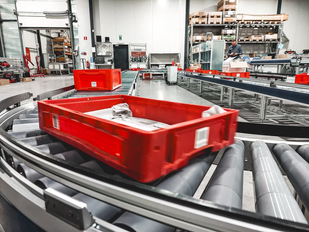 Box conveyor belts to transport your boxes or crates - Easy conveyors